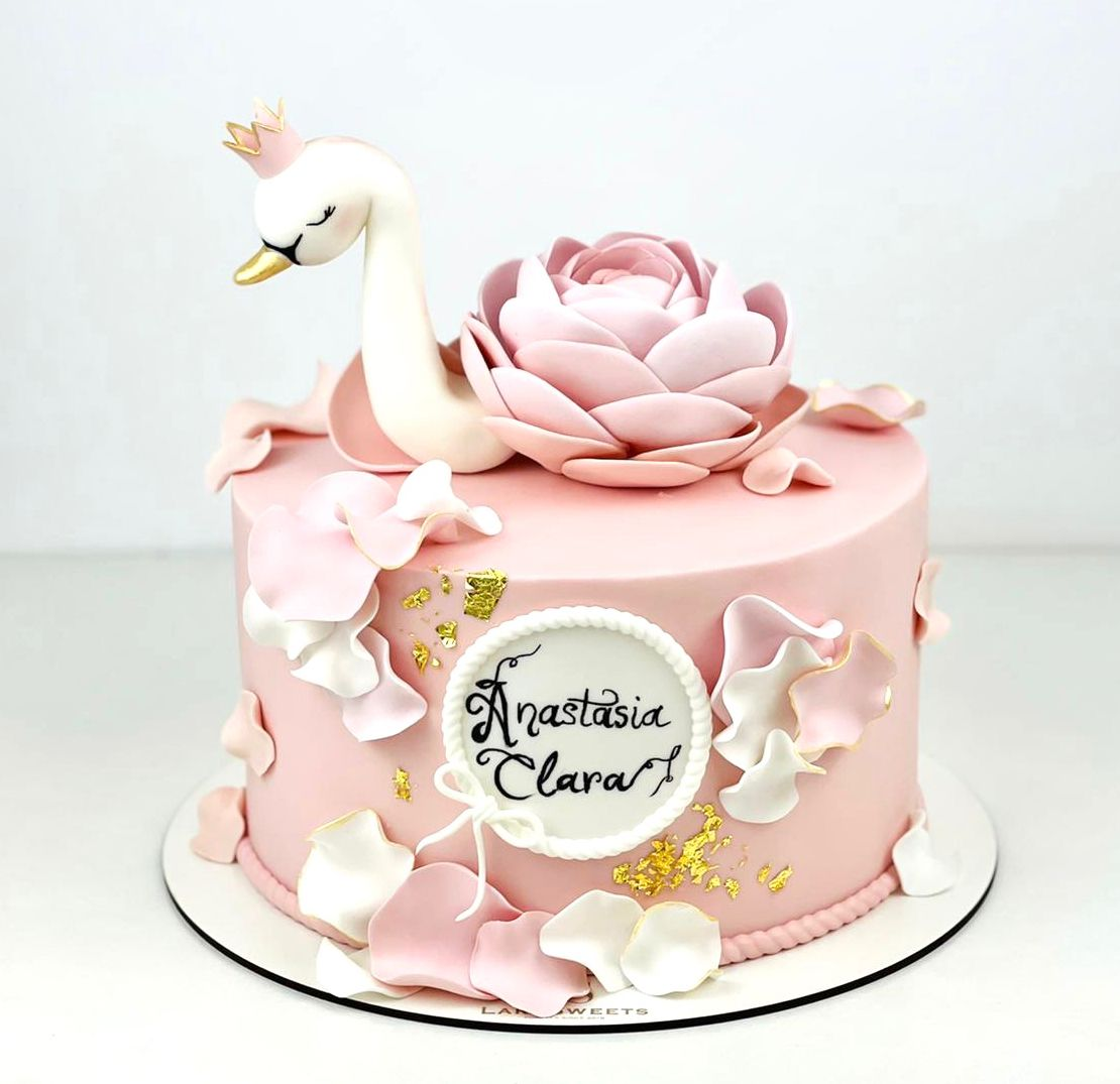 Tort Royal Swan – Lara Sweets
